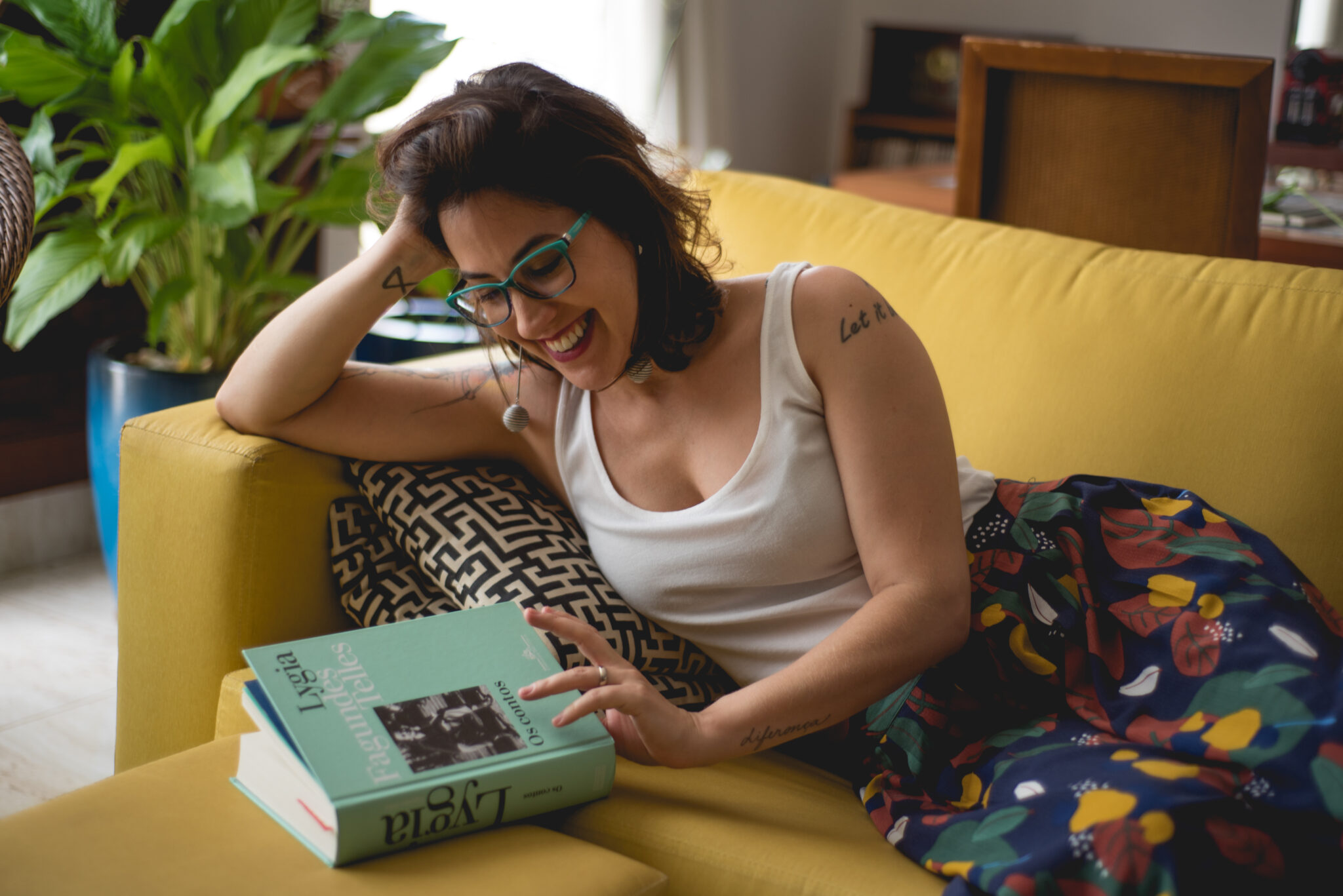 Fernanda Marra lança livro de contos na Palavrear - Diário da Manhã - O ...