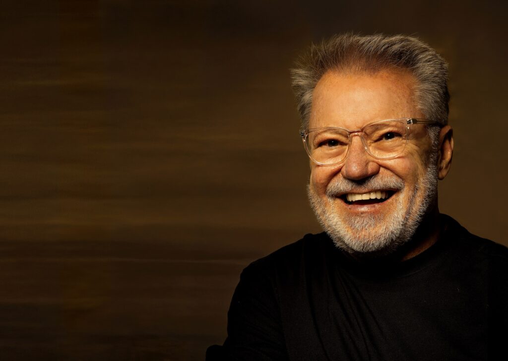 João Caetano lança disco "Mil Voltas" no Teatro Goiânia - Diário da ...