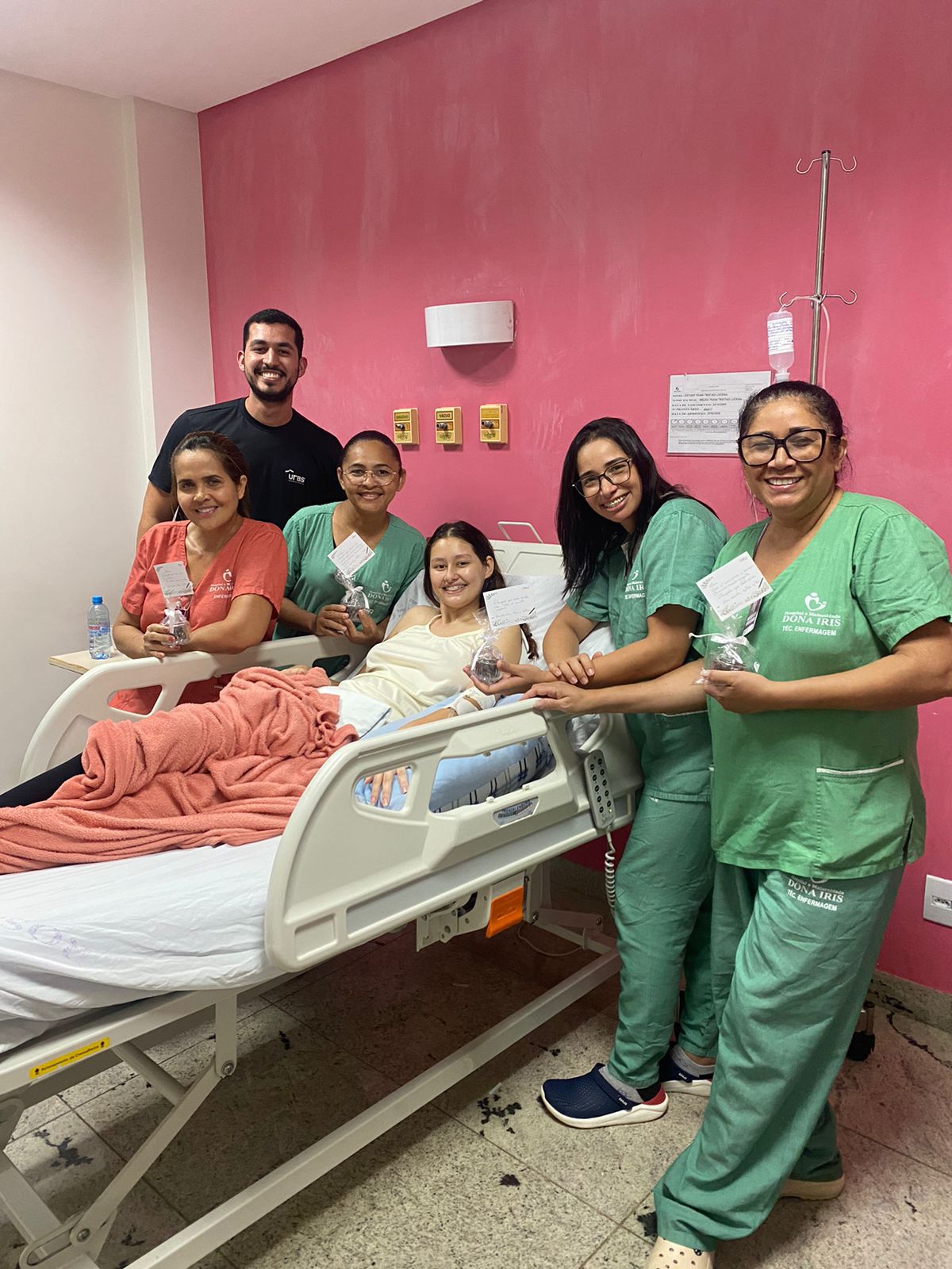 Paciente homenageia equipe da Maternidade Dona Iris com lembrança ...